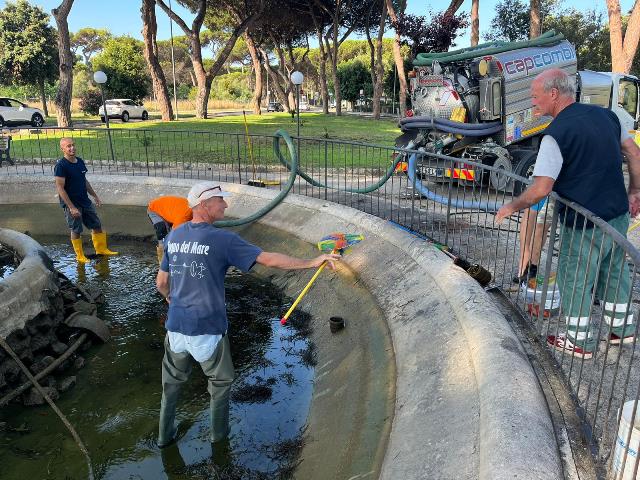 Pulizia fontana, il grande cuore dei volontari - Fregeneonline.com Cronaca Pulizia fontana, il grande cuore dei volontari - Fregeneonline.com Cronaca
